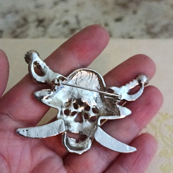 None | Jewelry | Pirate Skull Swashbuckler Brooch Pin Euc A5 | Poshmark